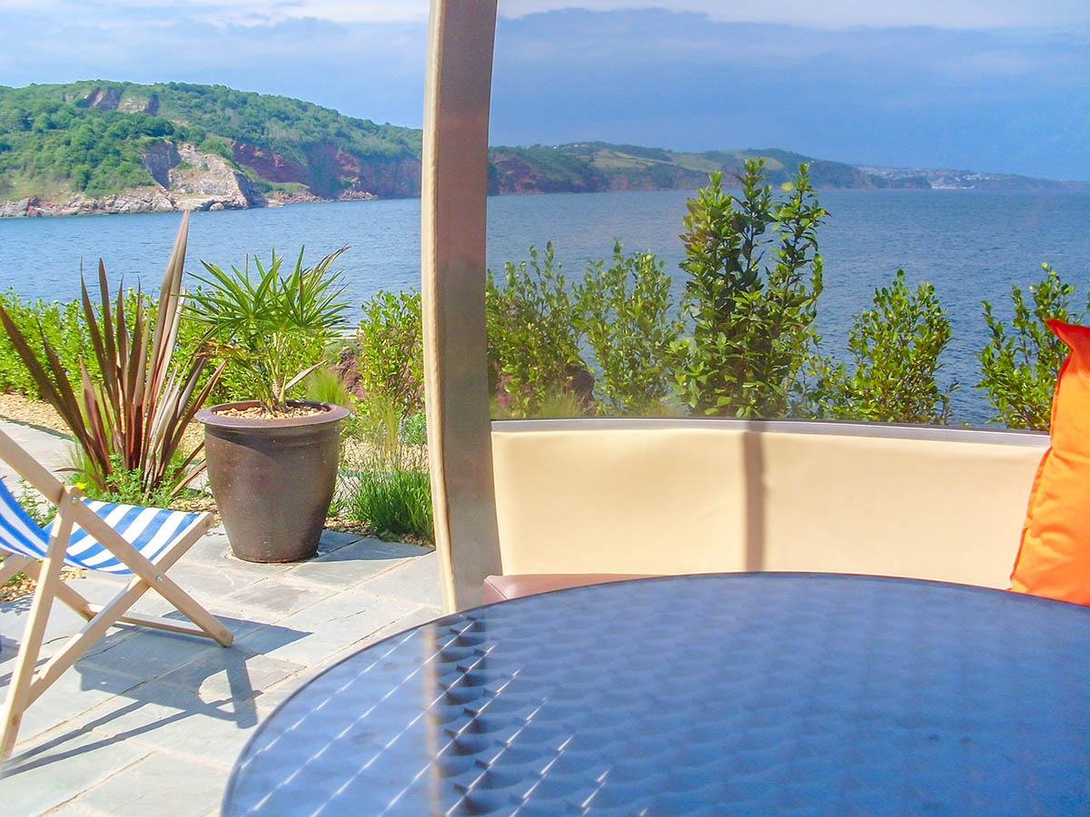 360° Rotating Pod Offers Versatile Outdoor Coastal Retreat