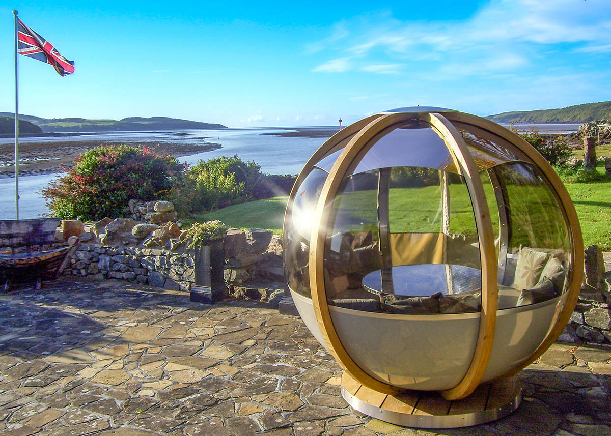 360° Rotating Pod Offers Versatile Outdoor Coastal Retreat